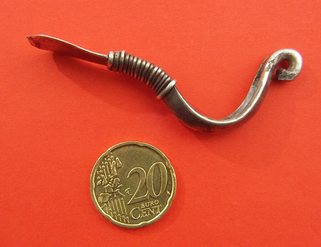 Eine silberne (germanische?) Fibel - Funde / Objekte - Archäologie ...